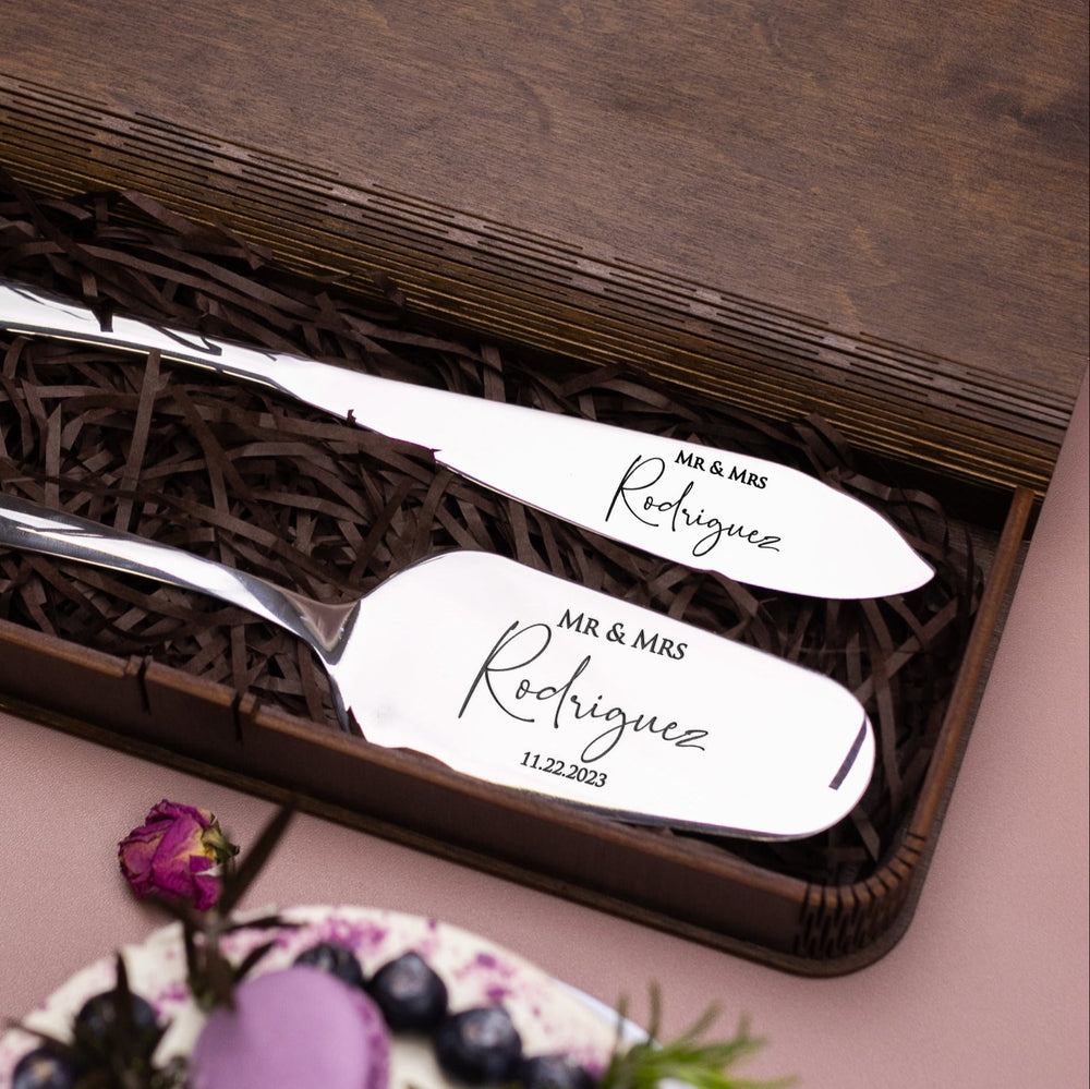 Personalized Wedding Cake Server Set - Wedding Gift for Mr and Mrs